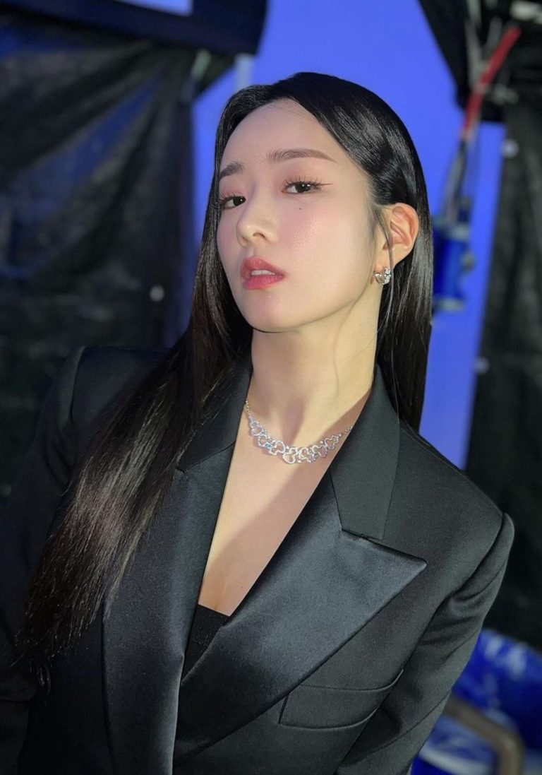 Bomi (Apink) Age, Birthday, Height, Profile, & Facts